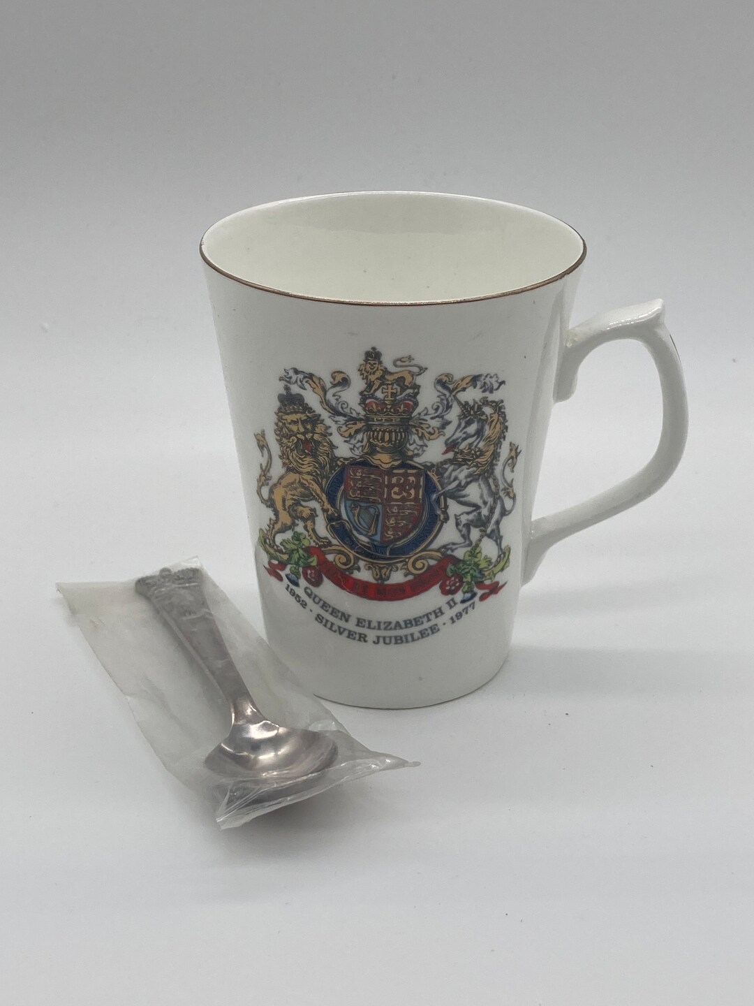 Queen Elizabeth II Memorabilia Silver Jubilee Mug Welsh Bone China ...