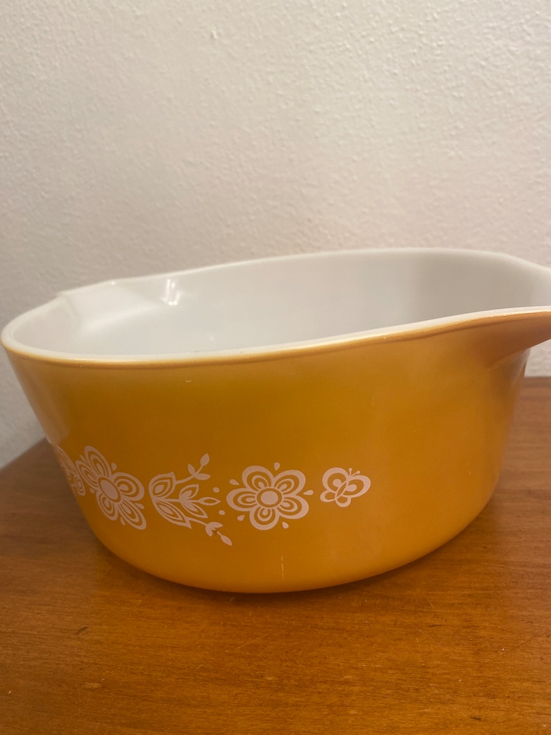 Vintage Pyrex Butterfly Gold 475-B 2 1/2 Qt. casserole Dish white on ...
