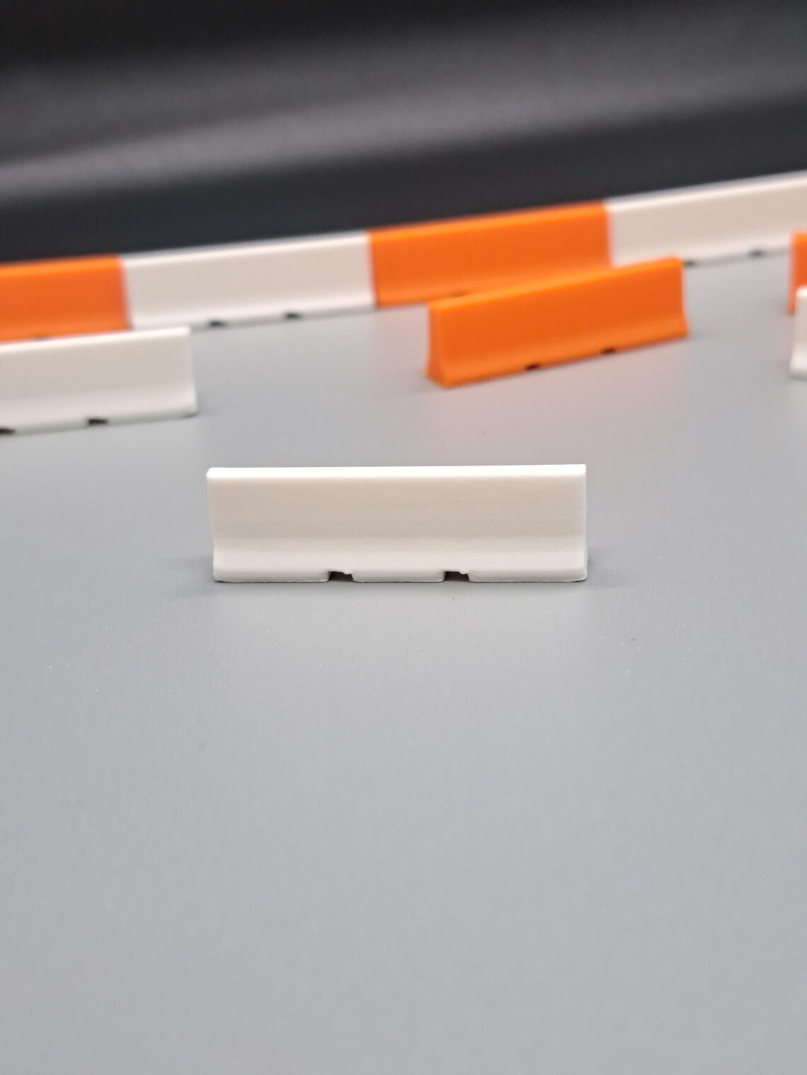 40 PC Pack - HO Scale Jersey Barrier, 1:87 Scale Jersey Barrier, Safety ...
