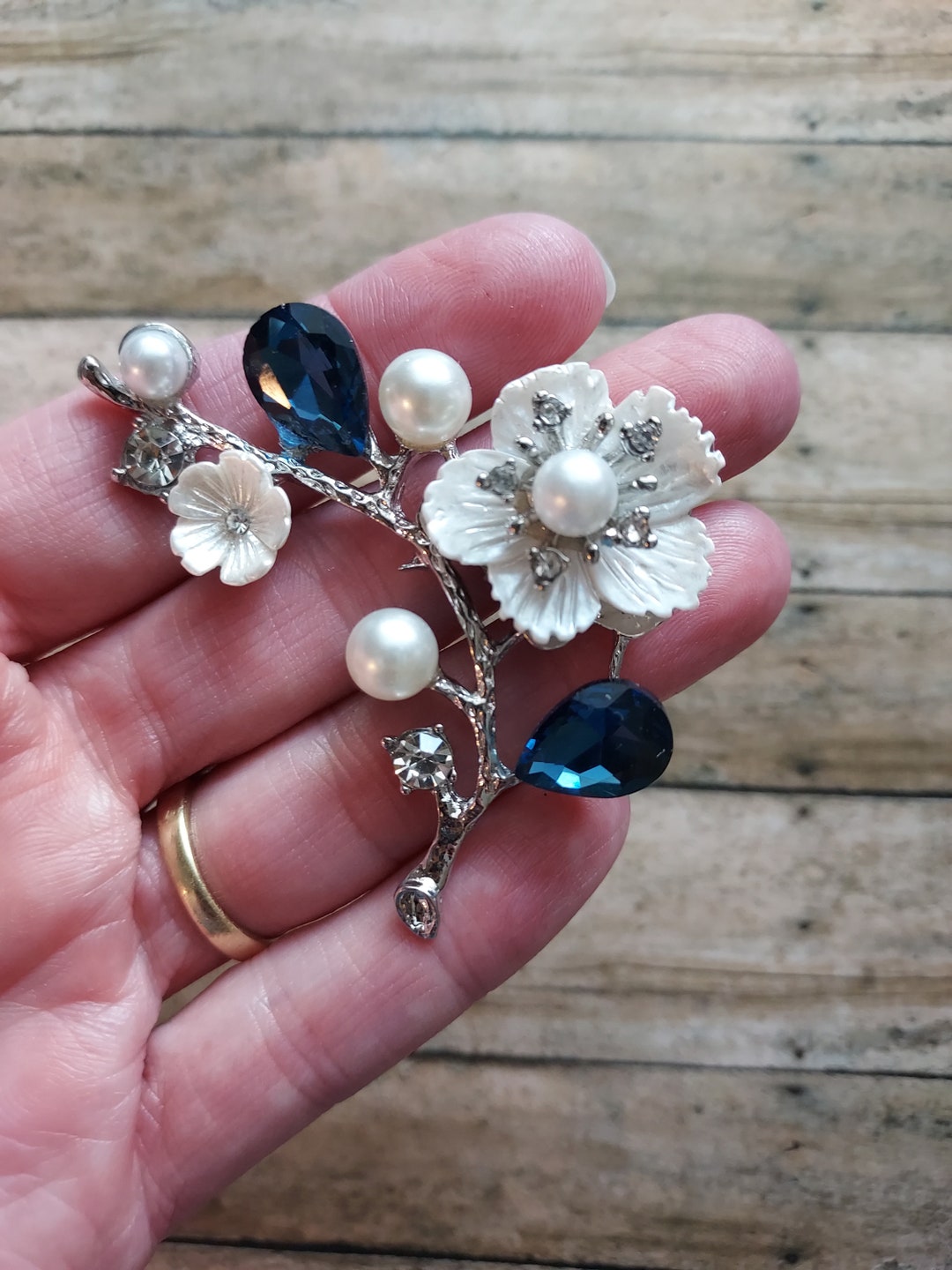 MAGNETIC Brooch Elegant Vintage-style White Floral and Sapphire Crystal ...