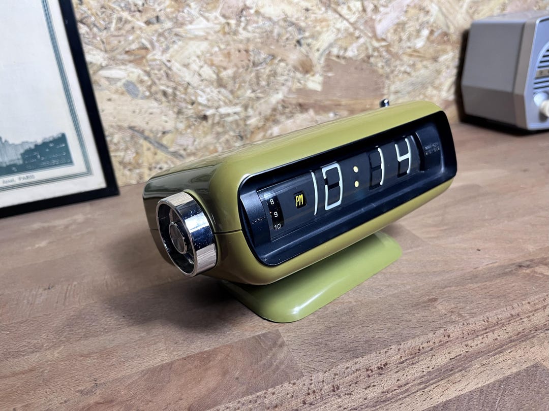 Sankyo Digi-glo Space Age Flip Clock – 1970s Olive Green – Rare Battery ...