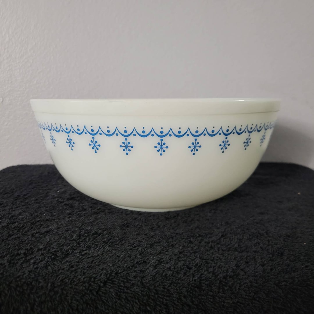 Pyrex Snowflake Blue Garland 404 Mixing Bowl - Etsy