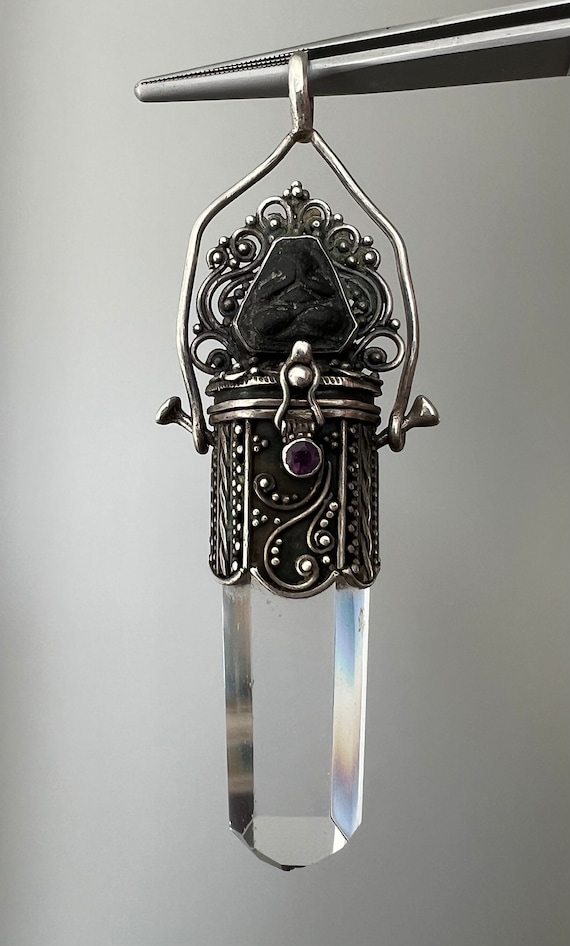 Crystal Amulet Phra Pidta with secret compartment pen… - Gem
