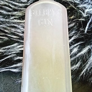 GILBEYS GIN 25 Oz's Vintage Frosted Glass Bottle - Etsy