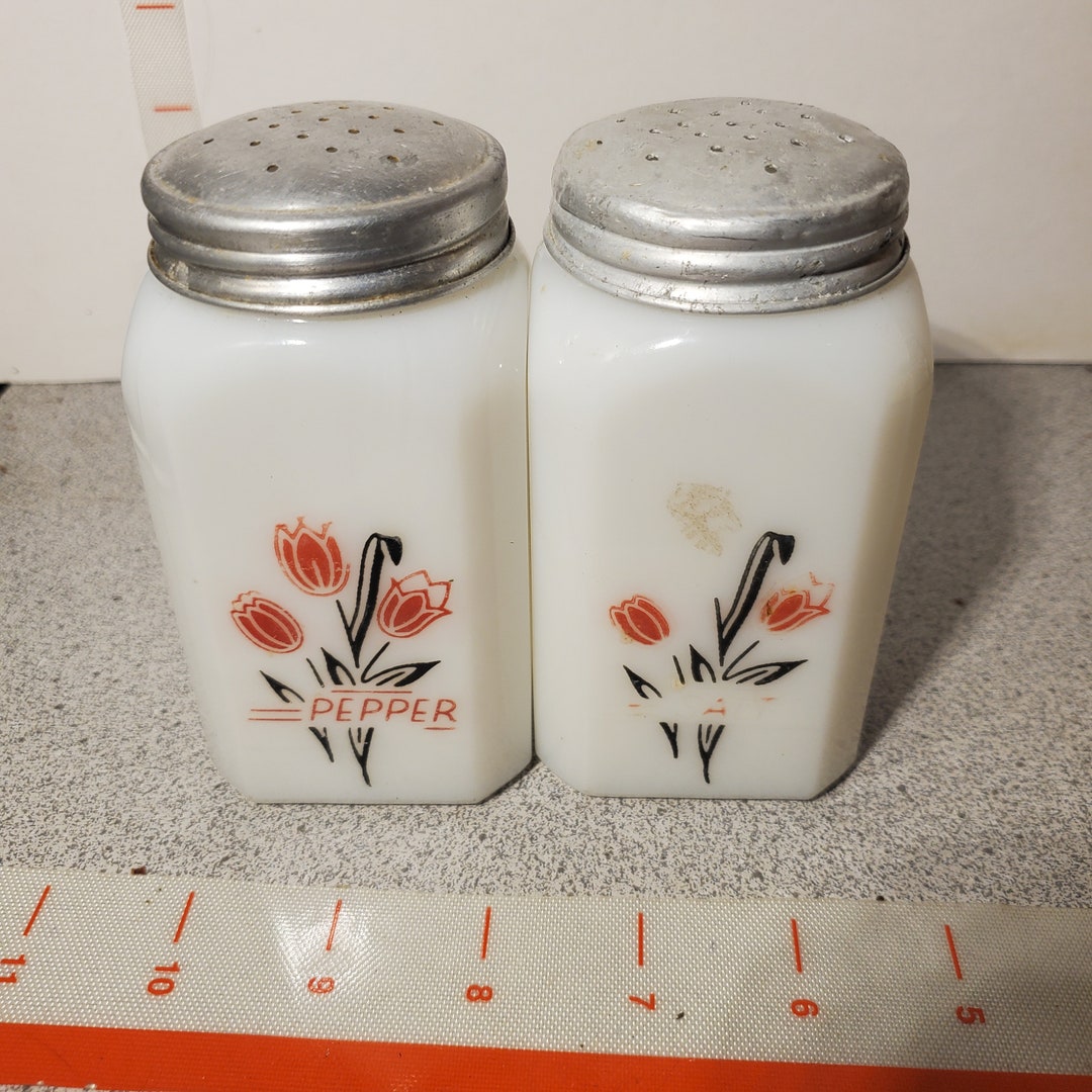 FADED PEPPER. Beautiful Vintage Milk Glass Mcm Salt and Pepper Shakers ...