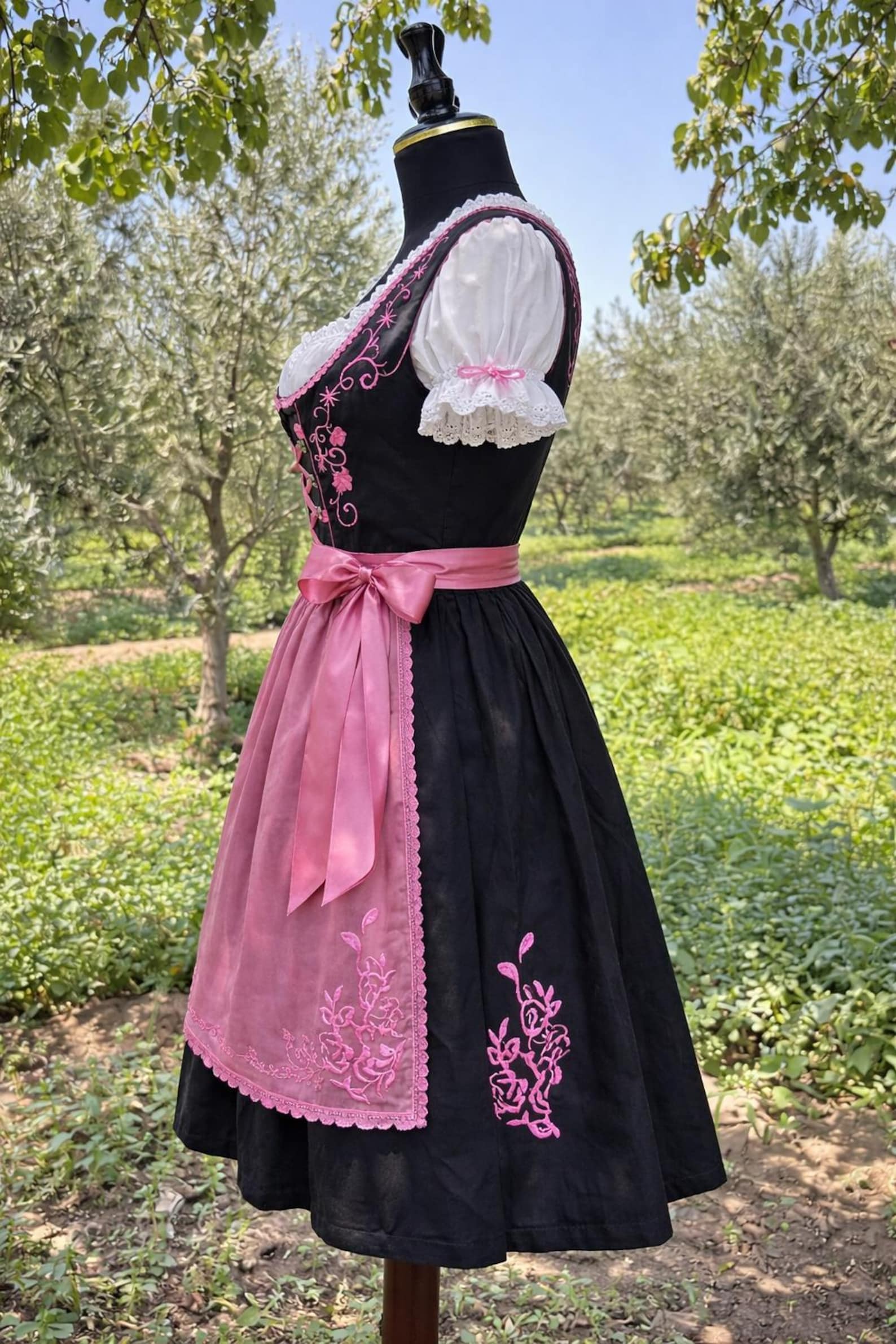 Women’s Bavarian Dirndl Dress | Traditional German Oktoberfest Outfit ...