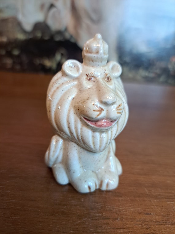 White Ceramic Lion With Crown Nordic Style Lion Head Statue Table