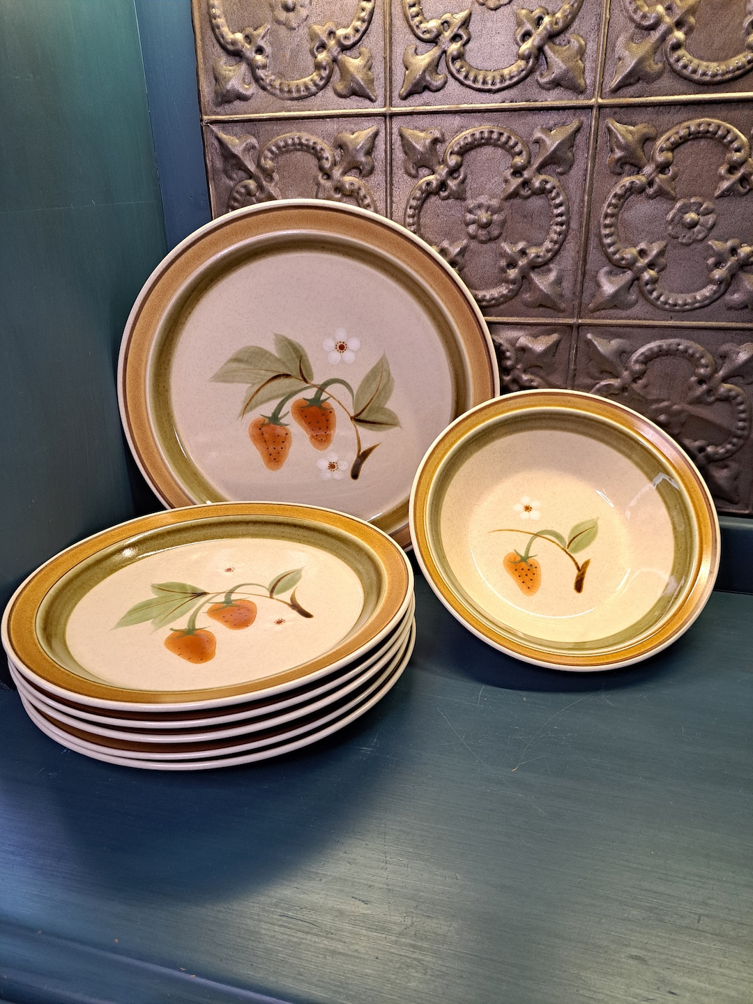 Strawberry Plate, Choice Misaka Wild Strawberry POTTERSKRAFT Chop Plate ...