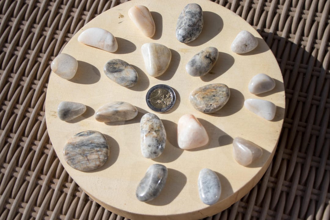 Polished Tumbled Stones in Pyrenean Quartzite for Decoration, Zen ...
