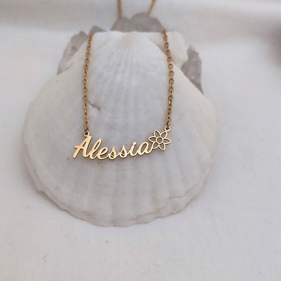Daisy Name Necklace, Birthflower Script Nameplate, Floral Name Pendant ...