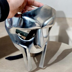 Silver Greek Armor Gladiator Helmet - Maximus Decimus Meridius Replica ...