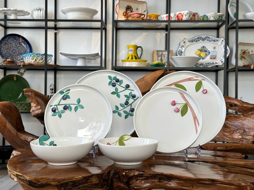 Porcelain Plates / Set of 3 Porcelain Plates With Berry Decor ...