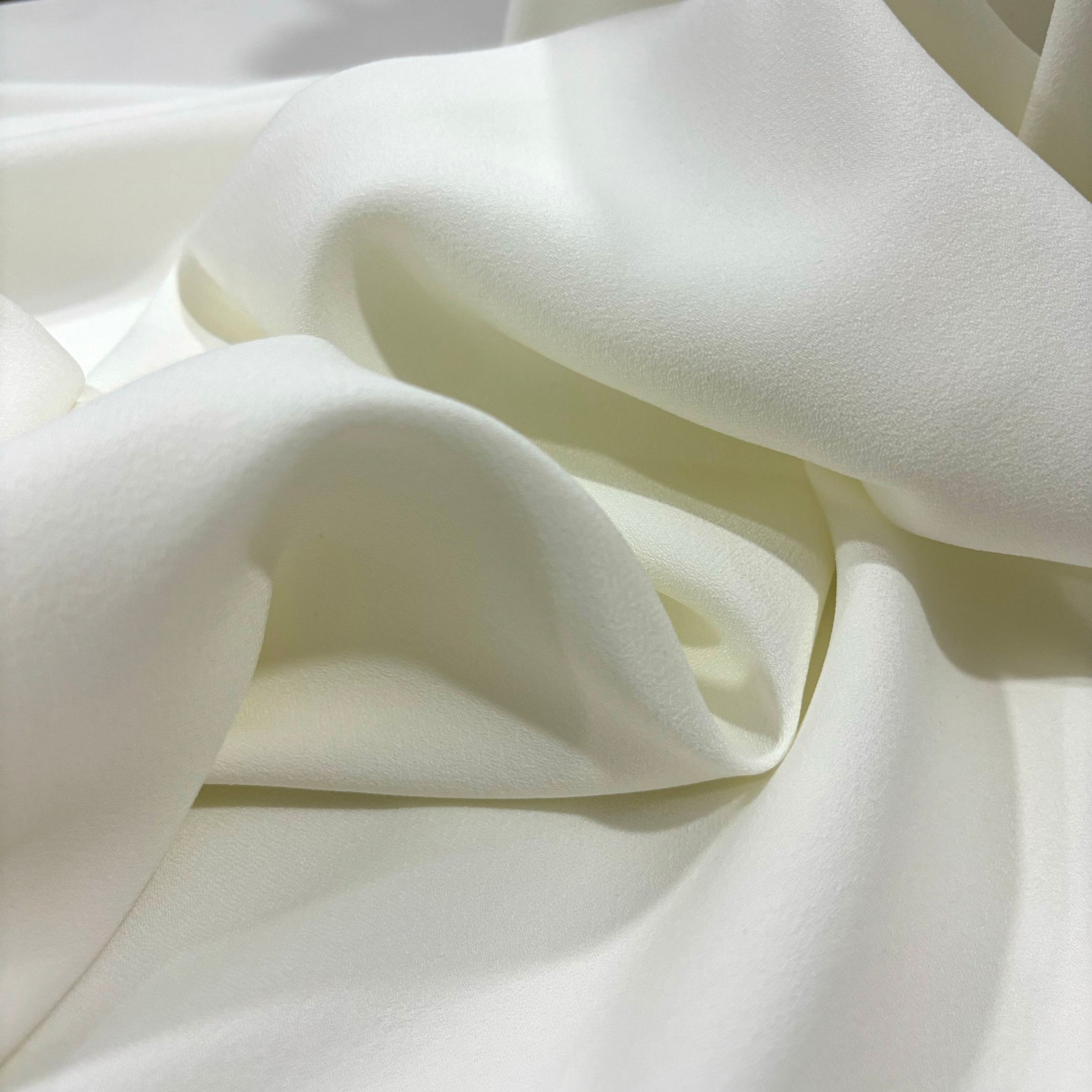 Italian Broken White Crepe Fabric for Dresses and Clothing (150cm/57in ...