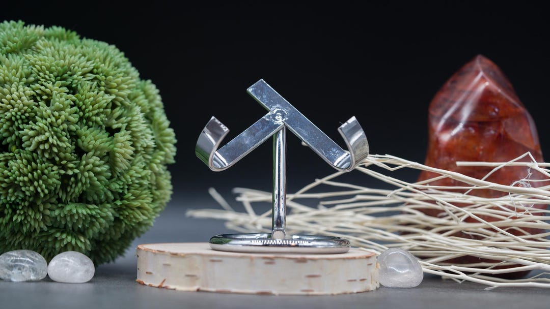 Silver Crystal Heart Display Stand Metal Retail Display Collectible ...