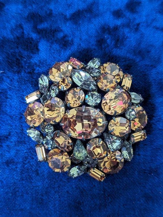 Schreiner-like Vintage Rhinestone Dome Brooch Hook Ey… - Gem