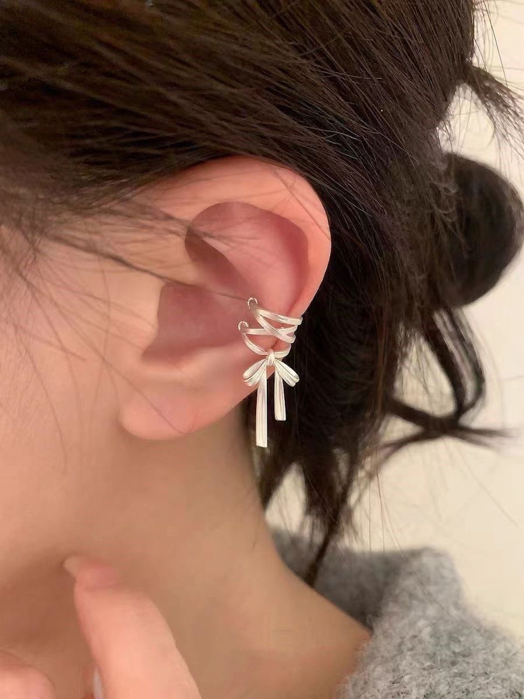 S925 Silver Pure White Ribbon Dynamic Ear Cuff for Women, Niche Bow ...