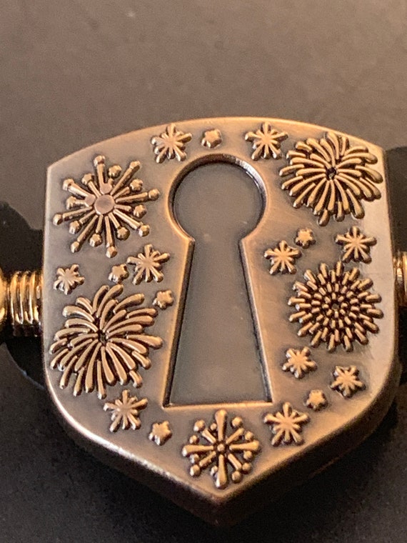 Disney Store Exclusive Starter Lock and Key Lapel Pin - Gem