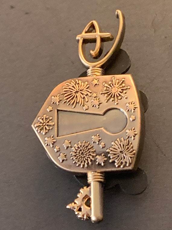 Disney Store Exclusive Starter Lock and Key Lapel Pin - Gem