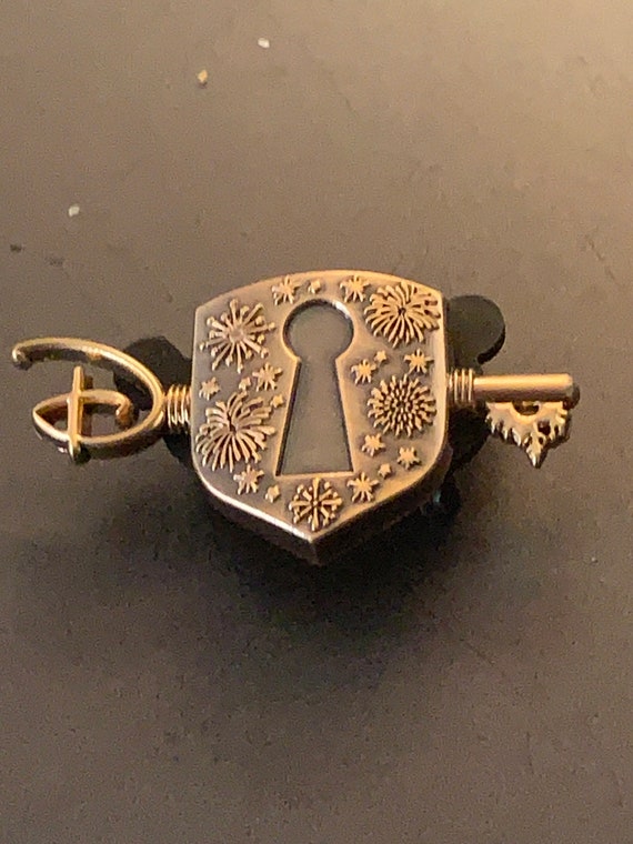 Disney Store Exclusive Starter Lock and Key Lapel Pin - Gem