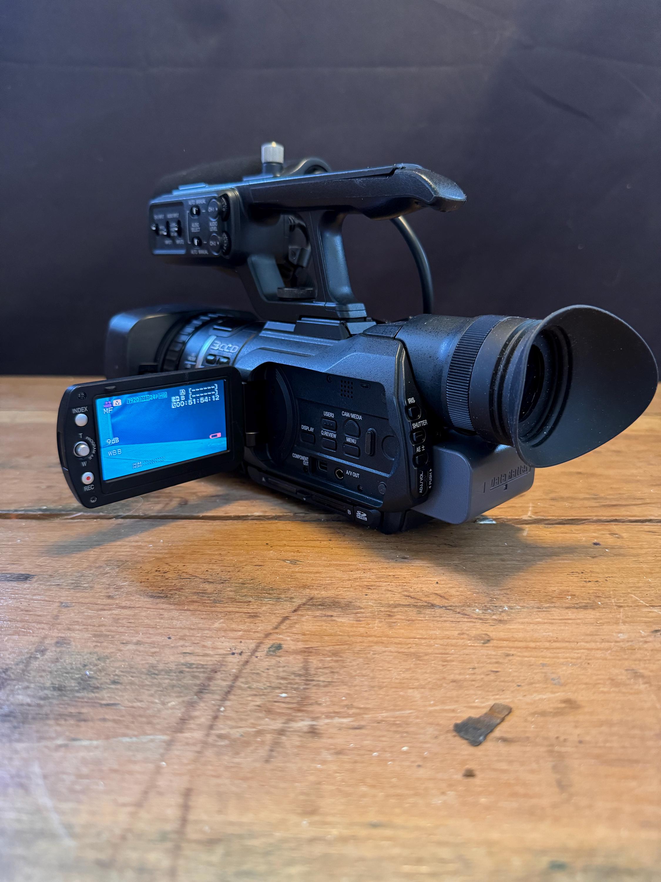 JVC HD Memory Card Camera Recorder GY-HM100U With Bag and Accessories ...