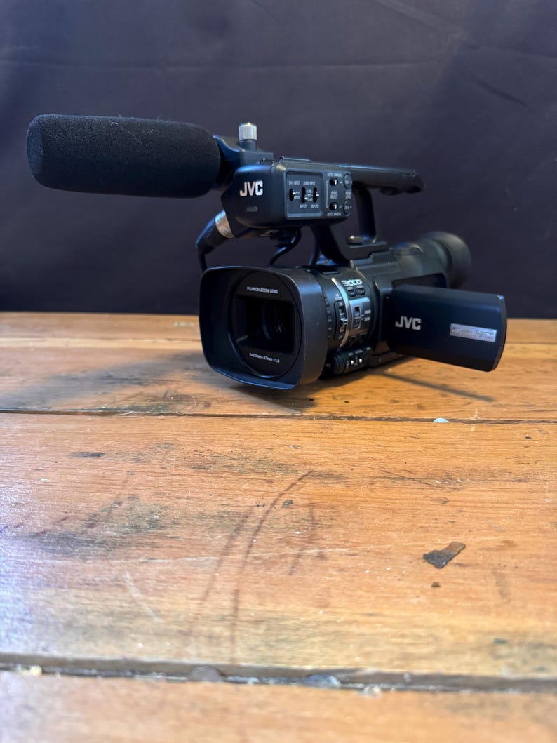 JVC HD Memory Card Camera Recorder GY-HM100U With Bag and Accessories ...