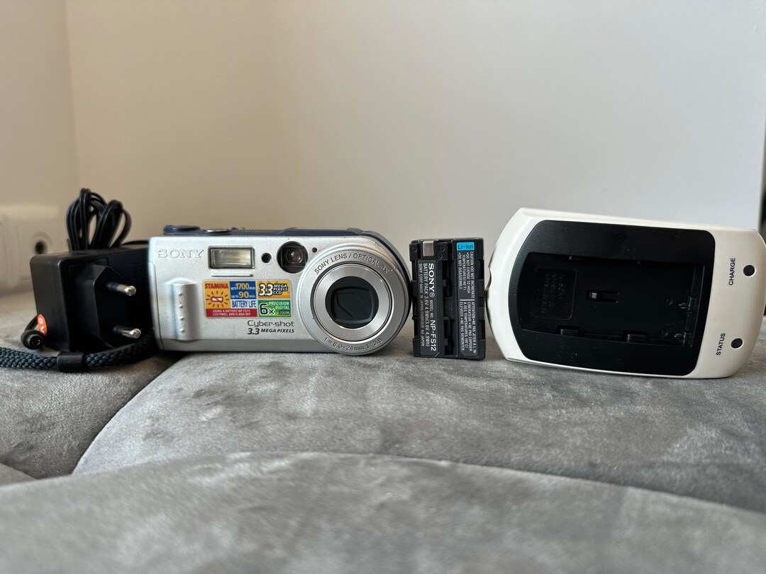 Sony Cybershot DSC-P1 Very Rare Digital Camera 3.3 MP 3X Optical Zoom Carl Zeiss Compact Battery ...