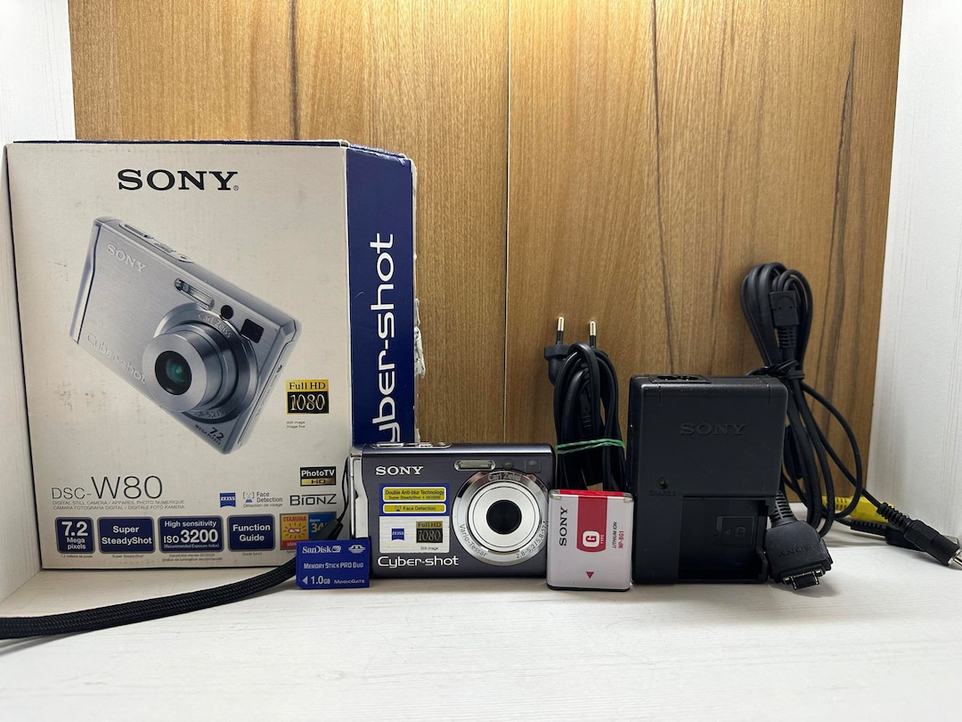 Sony Cybershot Dsc-w80 Digital Camera 7.2 MP 3X Optical Zoom Compact 1GB Memory Card, Charger ...