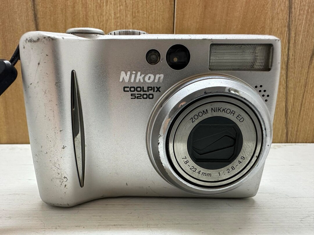 Nikon Coolpix E5200 Digital Camera 5 MP 3X Nikkor ED Zoom 15 Different ...