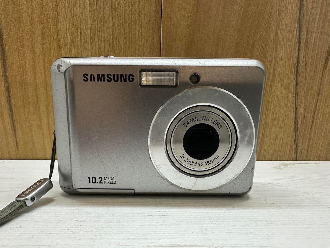 Samsung ES15 Digital Camera Compact 3X Optical Zoom 10.2 MP LCD Digital ...