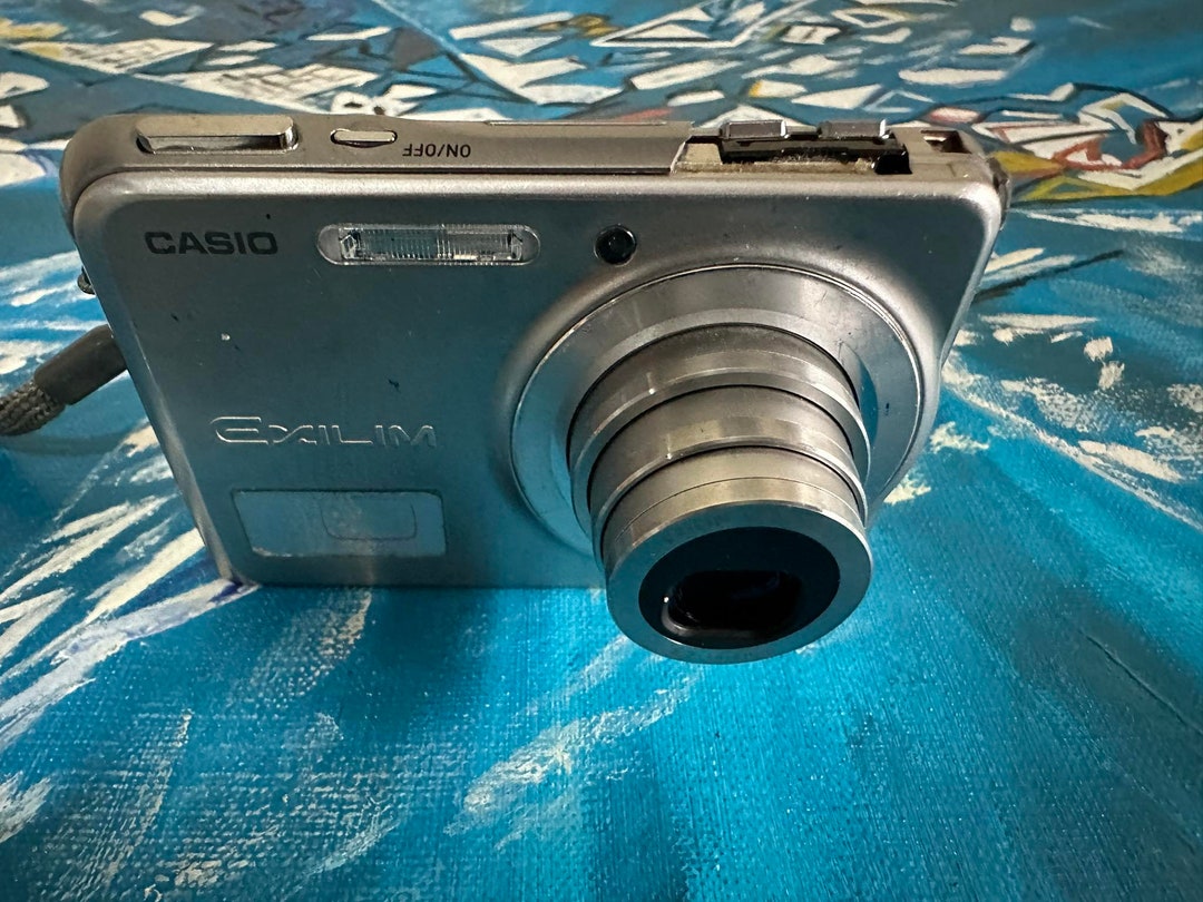 Casio Exilim EX-S880 Mpeg 4 Digital Camera 8 MP 3X Optical Zoom Compact ...