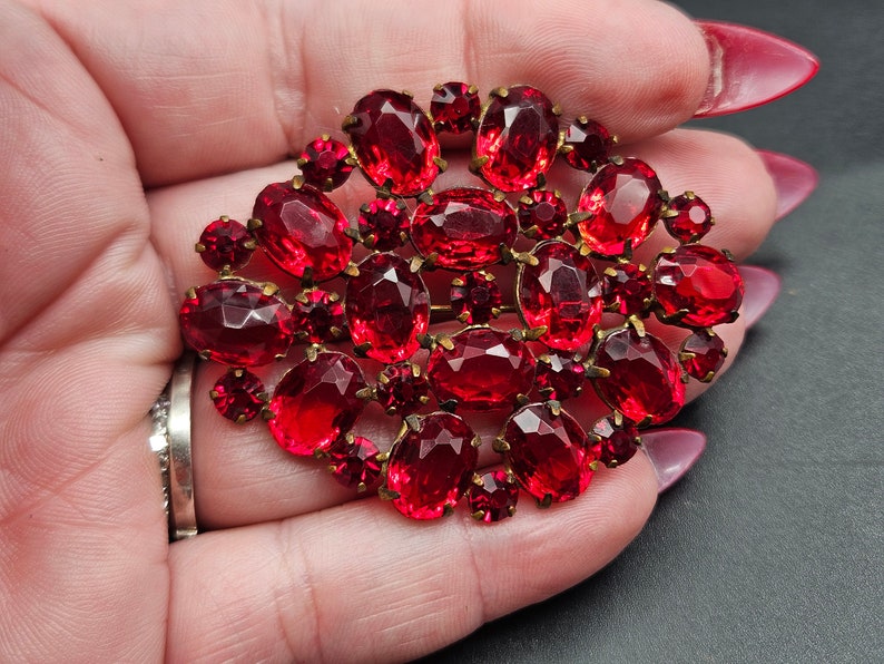 Broche ancienne Art Déco tchèque rouge des années 1930 en verre à dos ...