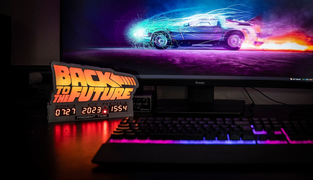 Clock time Machine of the Delorean in Back to the Future OFFICIAL ...