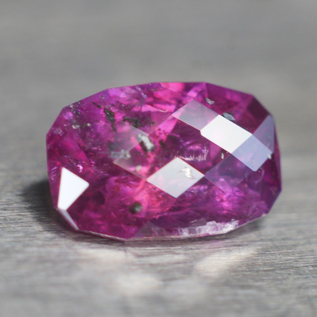 2.7 Ct Kashmir Sapphire. 10.15 X 6.82 Mm Berry Magenta Hot Pink ...