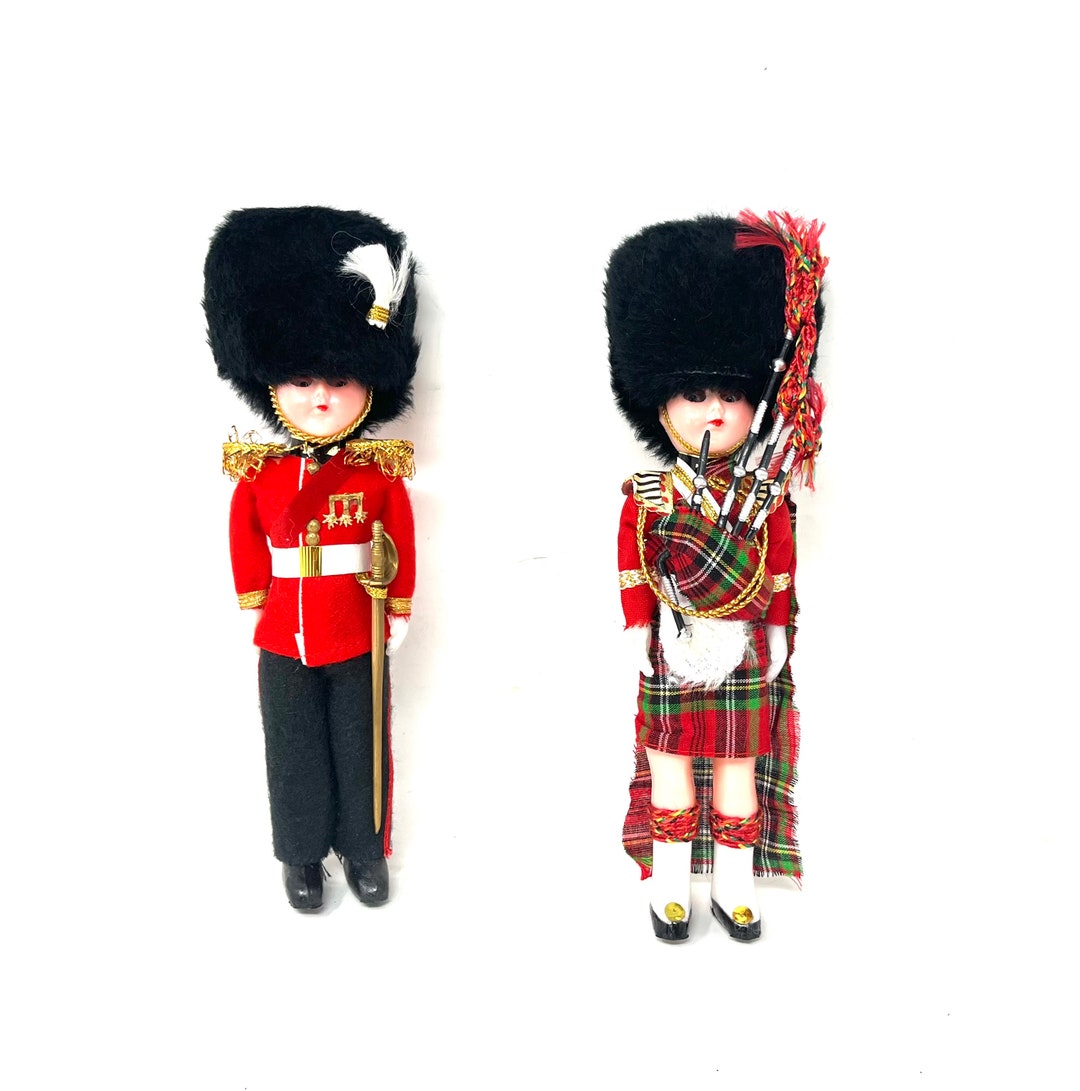 England Dolls With Traditional Clothing and Bagpipes / British Royal ...