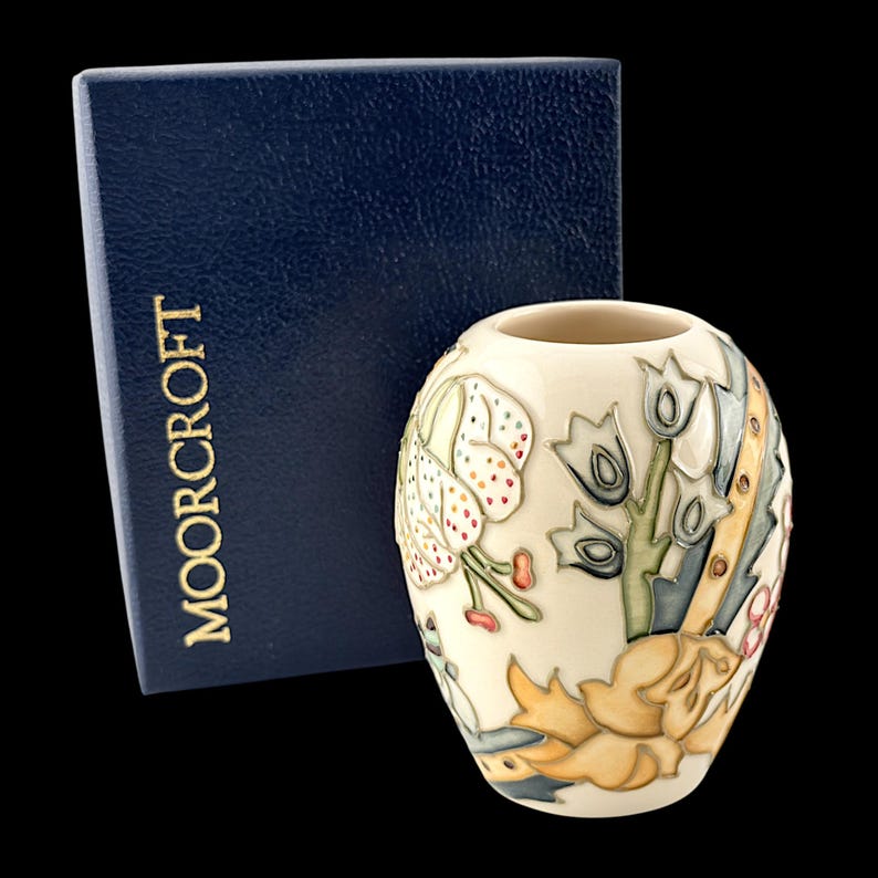 MOORCROFT Pottery ' Golden Lily ' Pattern Vase Designed by Rachel ...