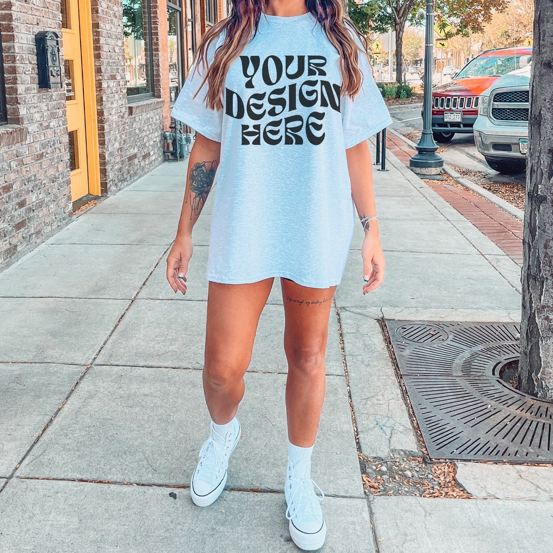 Gildan 5000 Ash Grey Mockup Oversized Ivory Outdoors Mockup Model ...