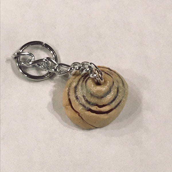 Cinnamon Roll Keychain - Etsy