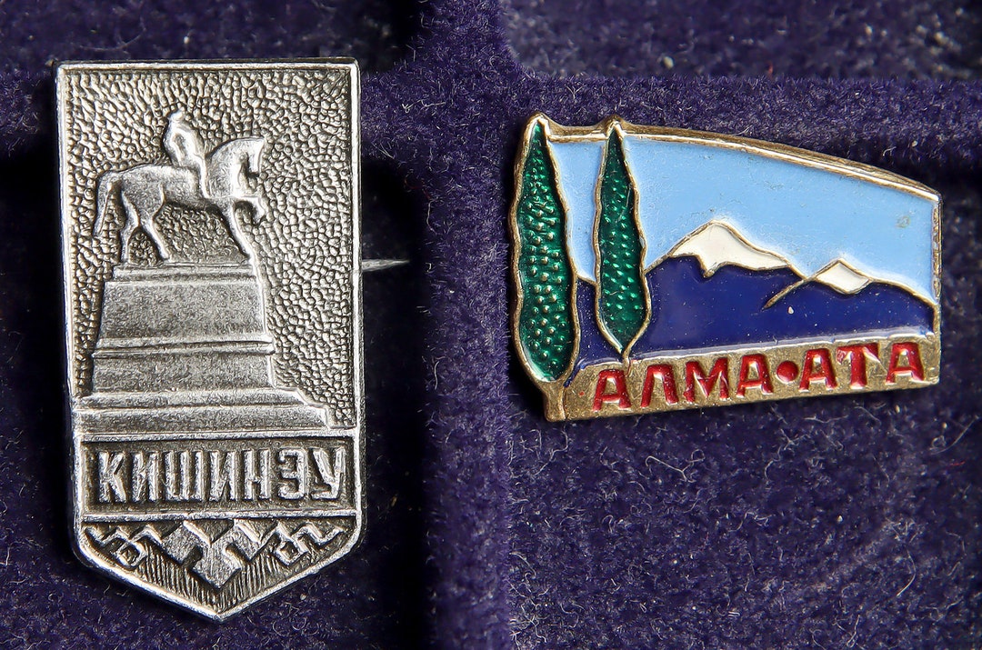 Vintage Badges. Soviet Cities Coat of Arms, Emblems, Signes, Vintage ...