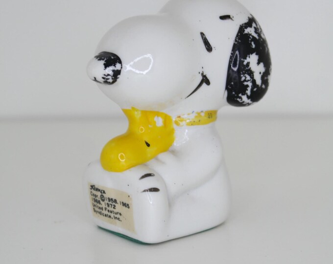 Vintage Snoopy Paper Weight Holding Woodstock Weighted Figurine Genuine ...