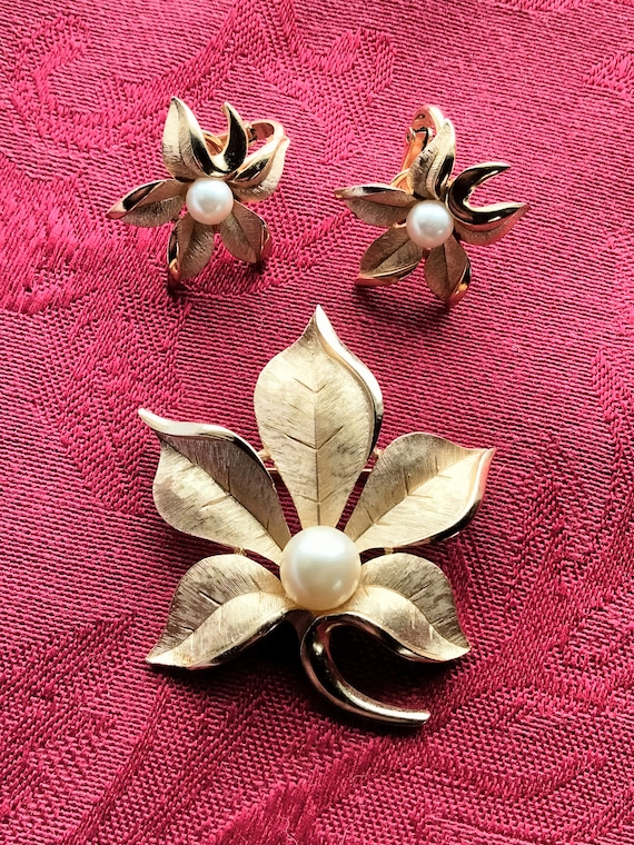 Crown Trifari Faux Pearl Flower Brooch and Earring Se… - Gem