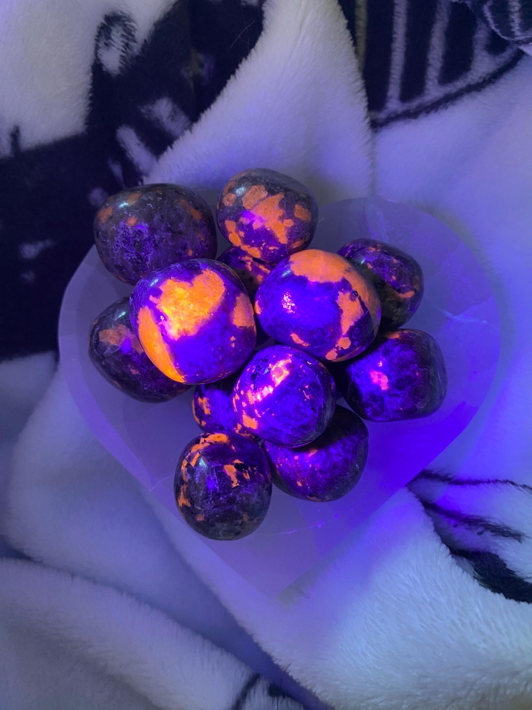 Glowing Yooperlite Tumbled Stone | Fluorescent Sodalite Syenite Crystal ...