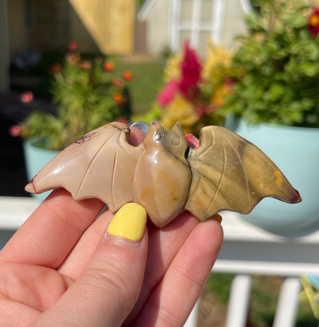 Mookaite Jasper Bat Carving: Crystal Animal Carving, Meditation Stone ...