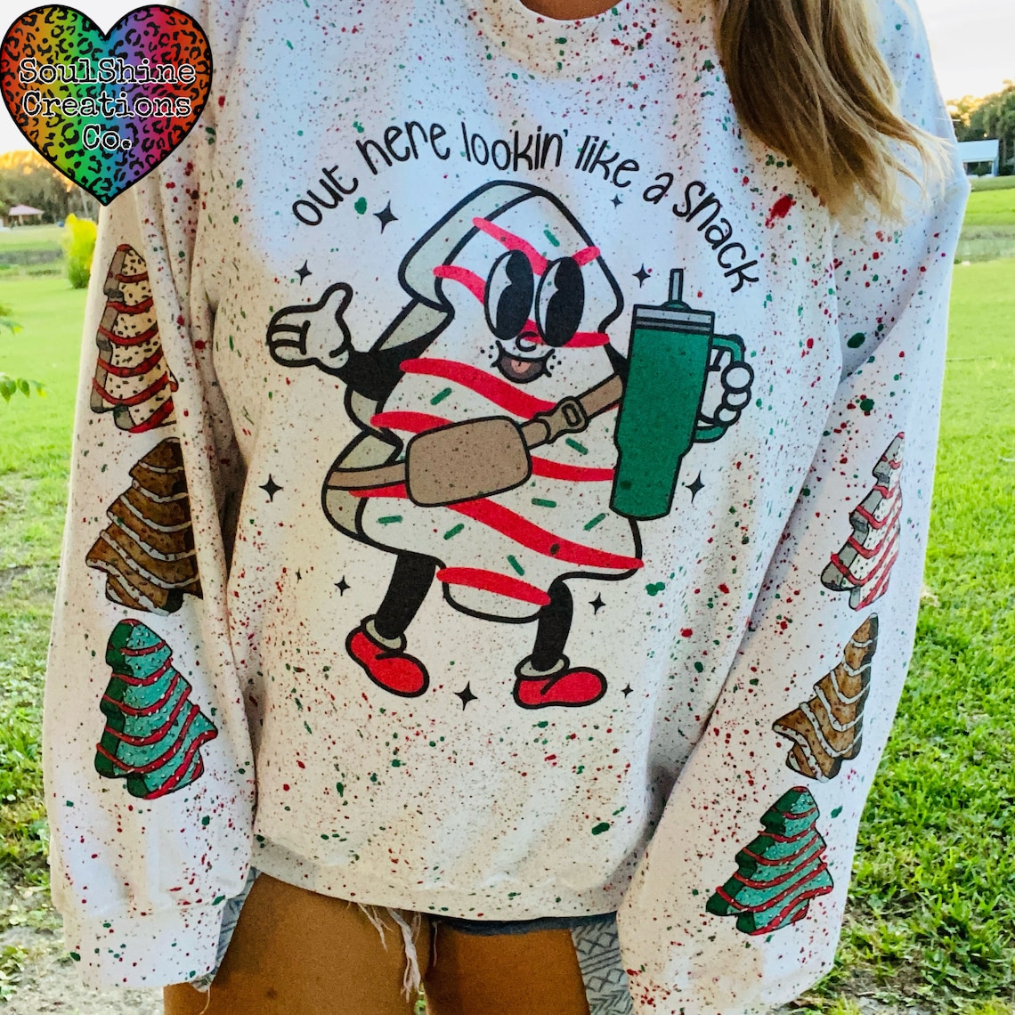 Aquí afuera luciendo como un suéter navideño de moda Snack Splatter ...