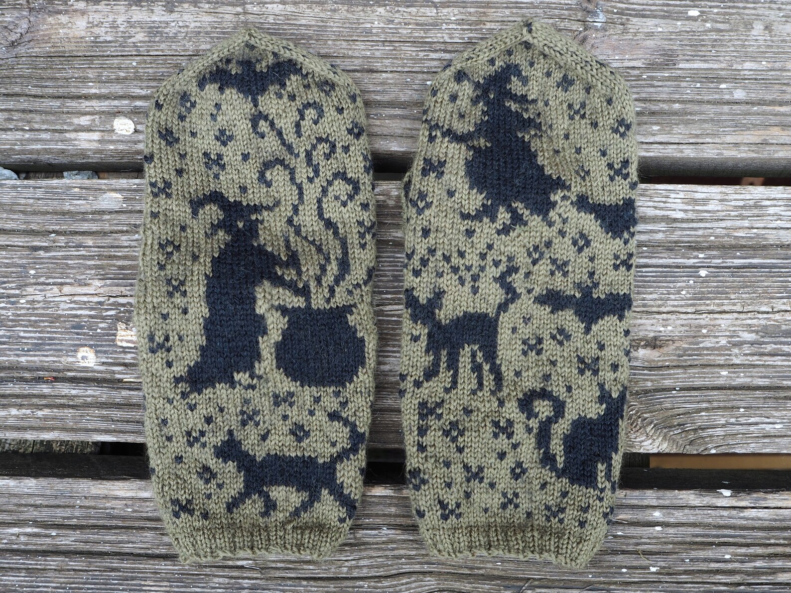 KNITTING PATTERN *the Black Cauldron Mittens* Mittenpattern for ...
