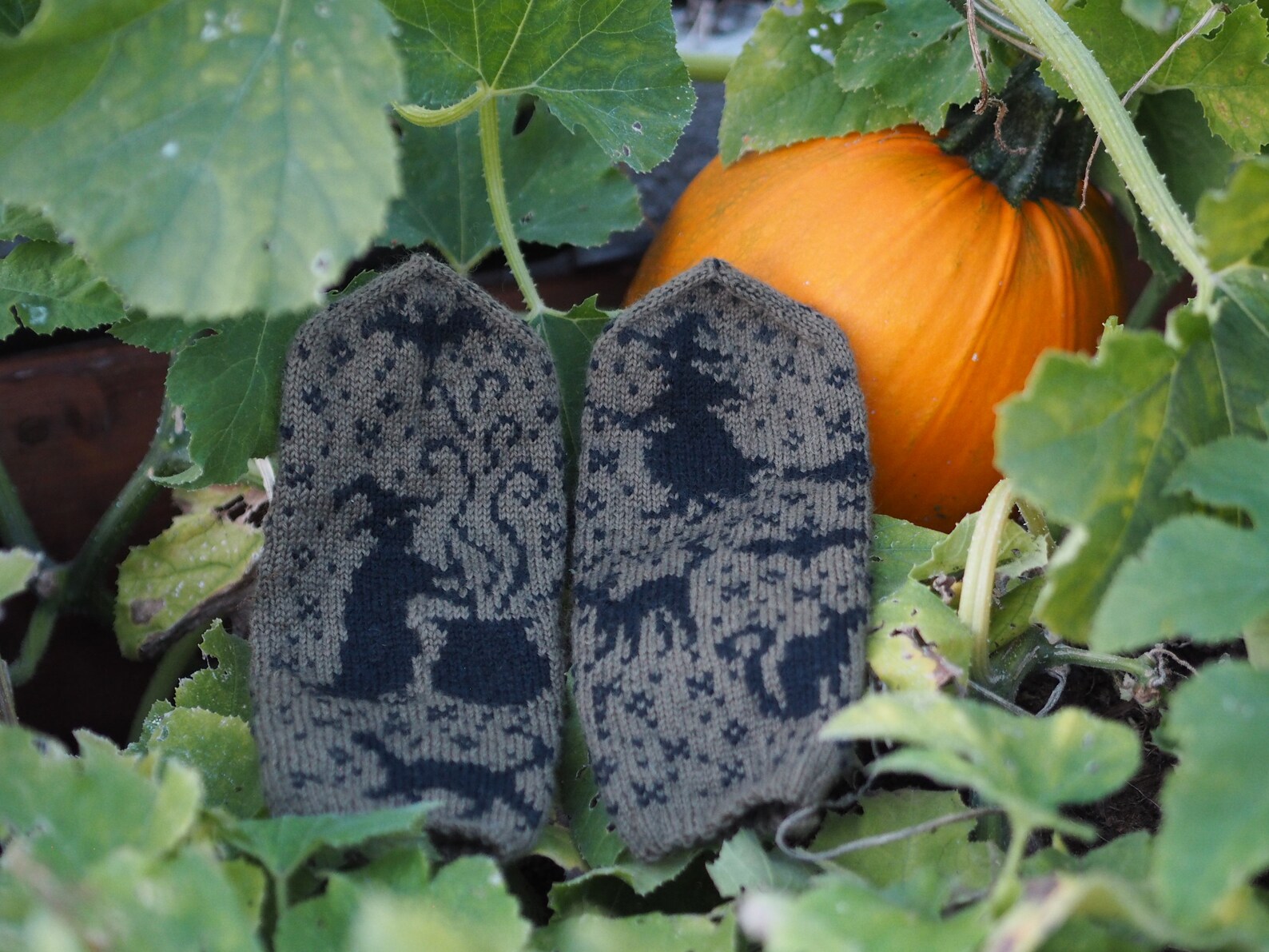 KNITTING PATTERN *the Black Cauldron Mittens* Mittenpattern for ...