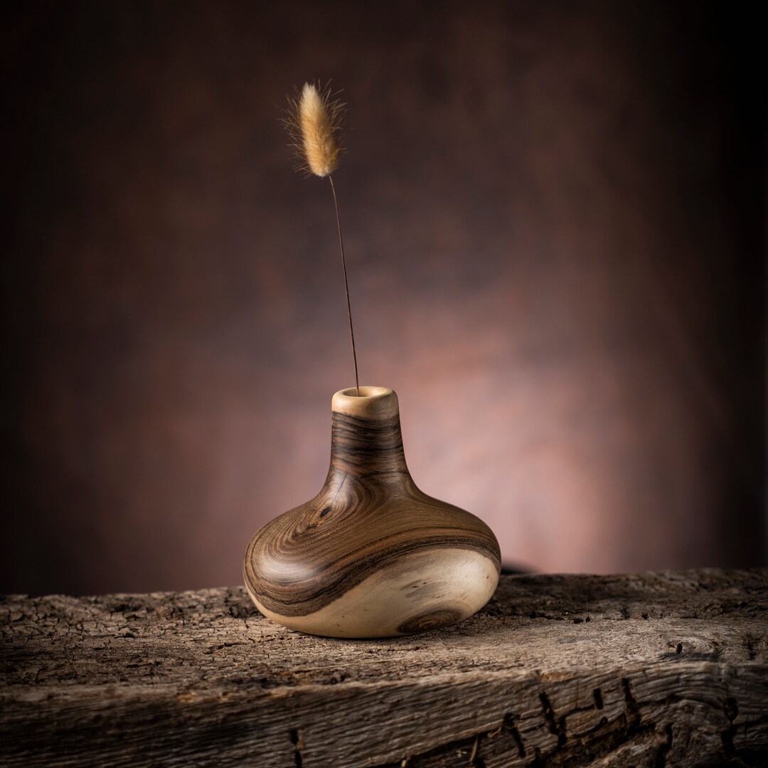 Natural Shards: Wooden Vase, a Ballet of Shades and Artisanal Contrasts ...