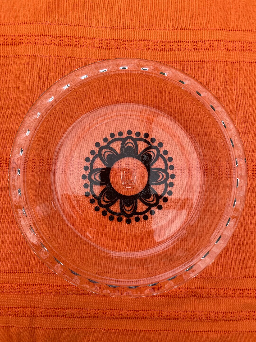 Crown Pyrex Ovenware Round Scalloped Pie Dish - Retro 'doily' Black ...