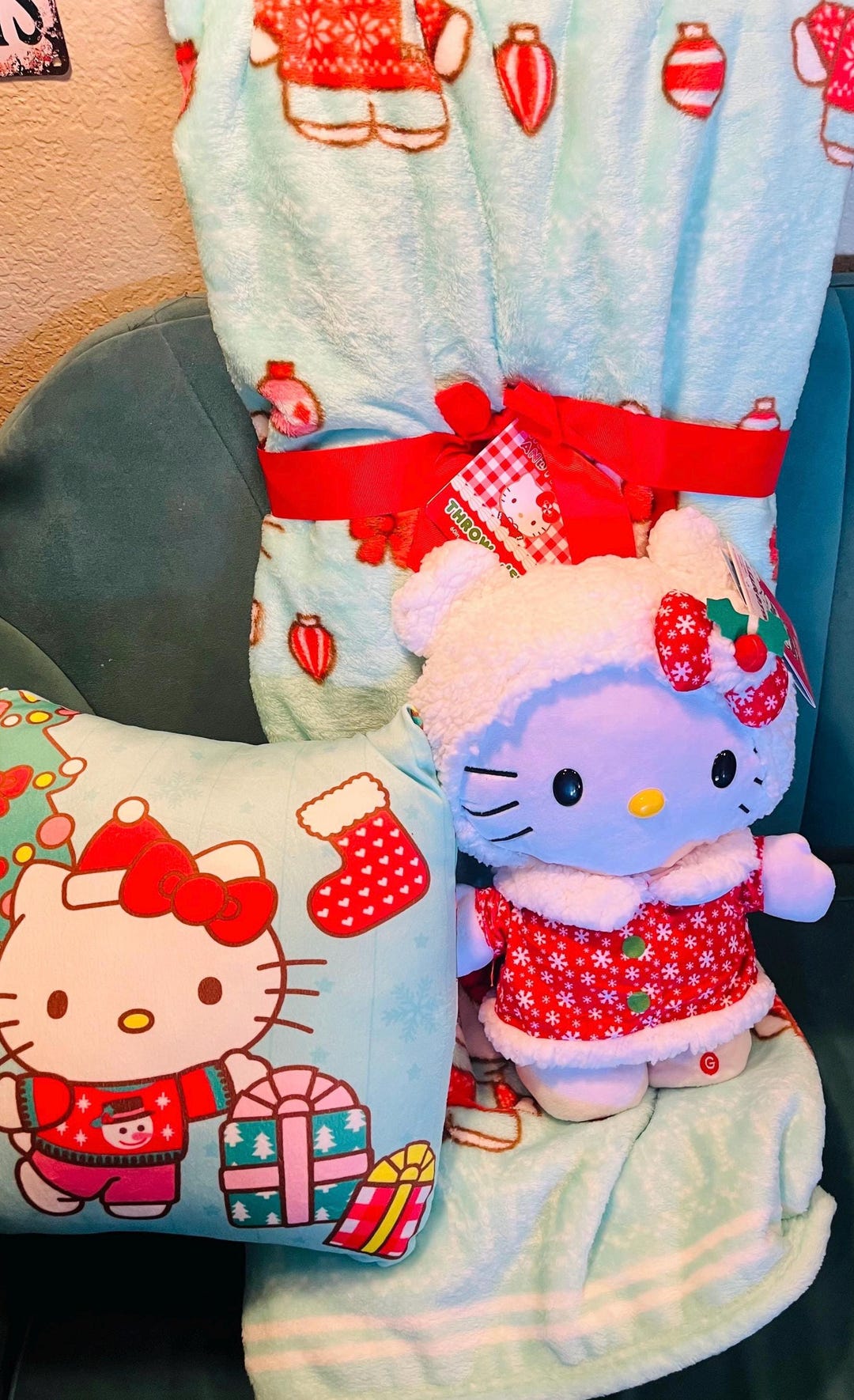 Hello Kitty 60 by 70 Soft Christmas Throw Super Cute Color , Christmas ...