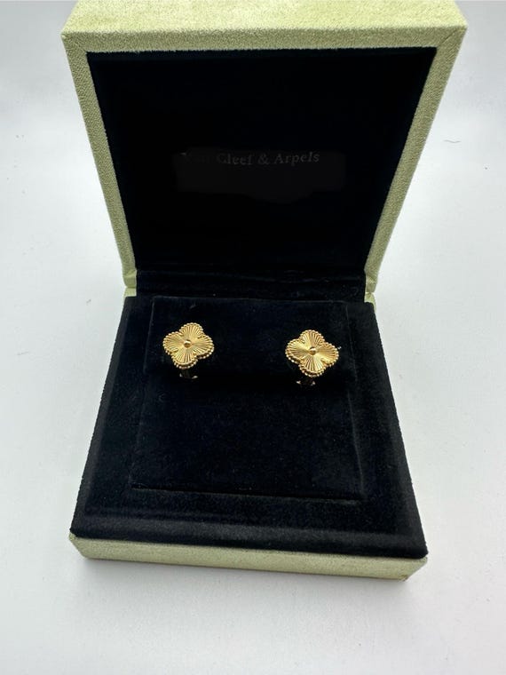 wedgwood clover shaped sage - Gem