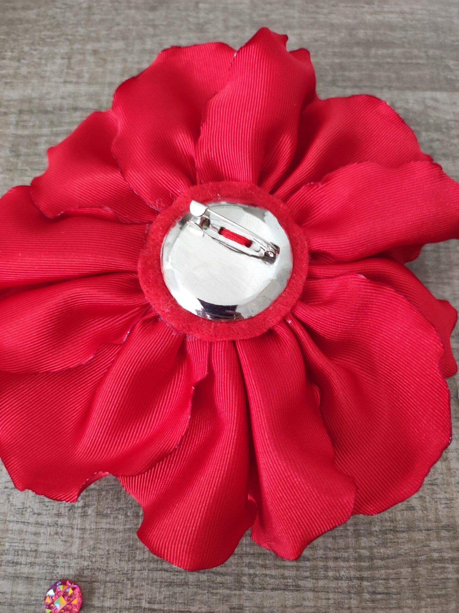 Broche de rosa roja: broche de flor de cinta de tafetán hecho a mano ...